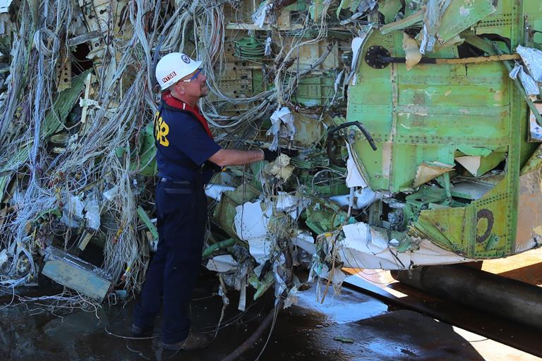 NTSB recovers wreckage of Transair Boeing 737F that crashed off Hawaii ...